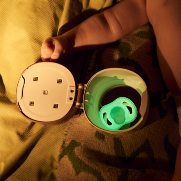 Hộp Tiệt Trùng Tia UV & Sạc Sáng Ty Ngậm NightGlow Pod Tommee Tippee ...